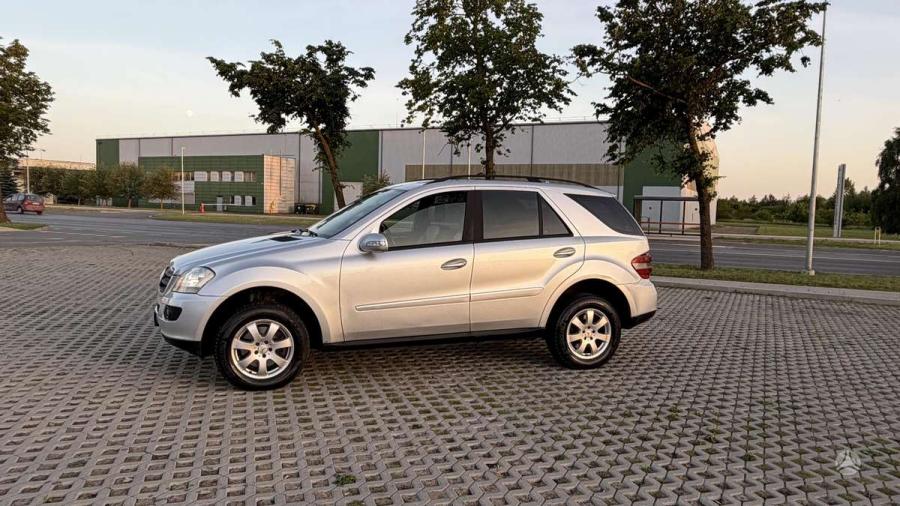 Pelēks Mercedes-Benz ML 320 2006 Šauļi, ar dzinēja tilpumu 3.00 L un nobraukumu 404 tūkst. km par 3350 €, foto 5 vietnē AUTOMOTO.COM.LV