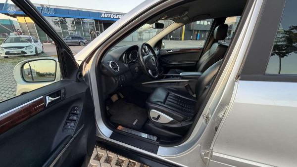 Grey Mercedes-Benz ML 320 2006 in Siauliai, with an engine capacity of 3.00 L and mileage of 404 thousand km for 3350 €, photo 7 on AUTOMOTO.COM.LV