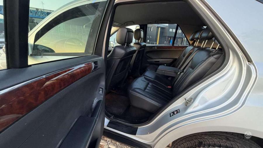 Pelēks Mercedes-Benz ML 320 2006 Šauļi, ar dzinēja tilpumu 3.00 L un nobraukumu 404 tūkst. km par 3350 €, foto 9 vietnē AUTOMOTO.COM.LV