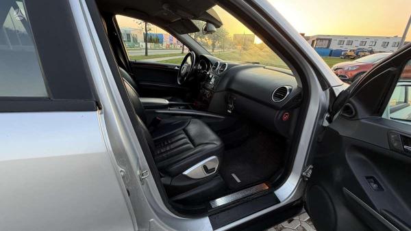 Grey Mercedes-Benz ML 320 2006 in Siauliai, with an engine capacity of 3.00 L and mileage of 404 thousand km for 3350 €, photo 9 on AUTOMOTO.COM.LV
