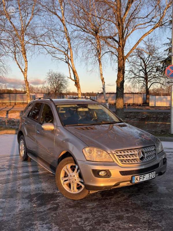 Pelēks Mercedes-Benz ML 320 2007 Viļņa, ar dzinēja tilpumu 2.99 L un nobraukumu 330 tūkst. km par 4550 €, foto 1 vietnē AUTOMOTO.COM.LV
