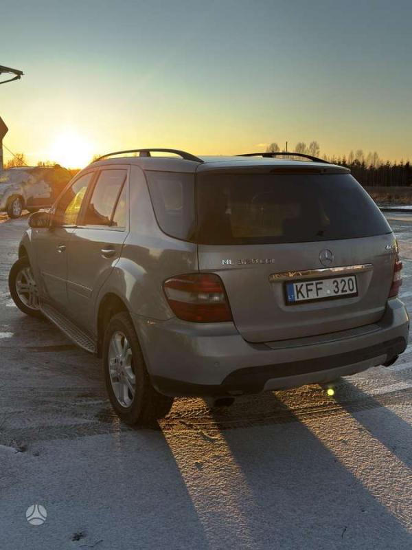 Pelēks Mercedes-Benz ML 320 2007 Viļņa, ar dzinēja tilpumu 2.99 L un nobraukumu 330 tūkst. km par 4550 €, foto 2 vietnē AUTOMOTO.COM.LV