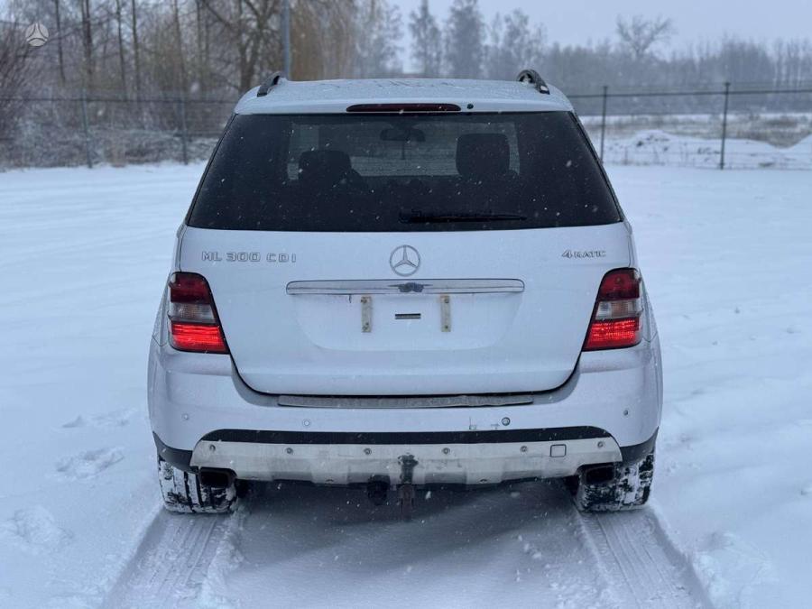 Grey Mercedes-Benz ML 320 2007 in Marijampole, with an engine capacity of 2.99 L and mileage of 359 thousand km for 3100 €, photo 4 on AUTOMOTO.COM.LV