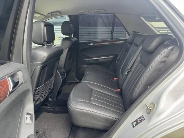 Pelēks Mercedes-Benz ML 320 2007 Jelgava, ar dzinēja tilpumu 3.00 L un nobraukumu 290 tūkst. km par 4650 €, foto 10 vietnē AUTOMOTO.COM.LV