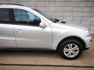 Pelēks Mercedes-Benz ML 320 2007 Klaipėda, ar dzinēja tilpumu 3.00 L un nobraukumu 245 tūkst. km par 5850 €, foto 15 vietnē AUTOMOTO.COM.LV