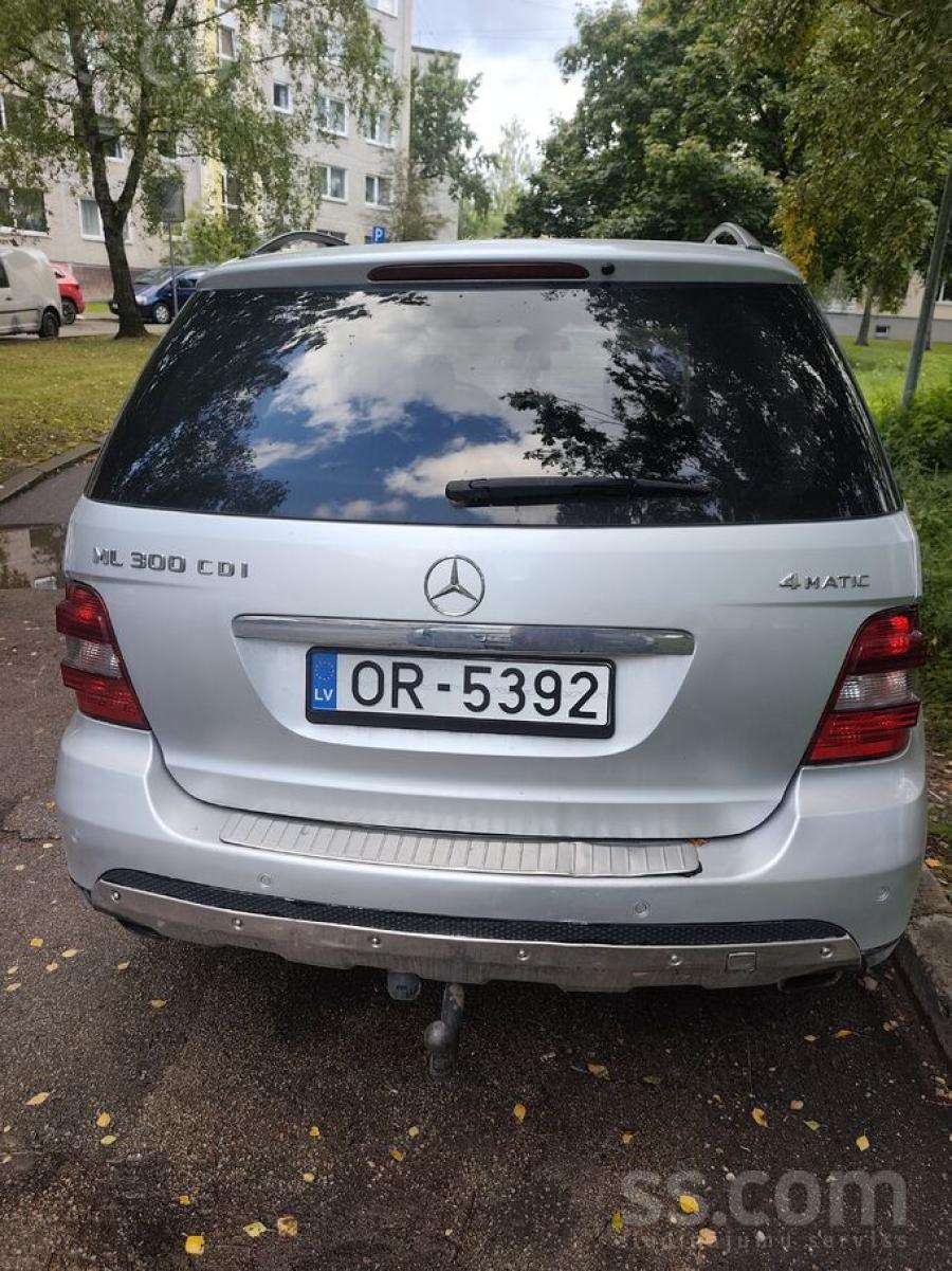 Pelēks Mercedes-Benz ML 320 2007 Rīga, ar dzinēja tilpumu 3.00 L un nobraukumu 360 tūkst. km par 2500 €, foto 5 vietnē AUTOMOTO.COM.LV