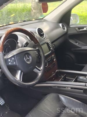 Pelēks Mercedes-Benz ML 320 2007 Rīga, ar dzinēja tilpumu 3.00 L un nobraukumu 360 tūkst. km par 2500 €, foto 6 vietnē AUTOMOTO.COM.LV