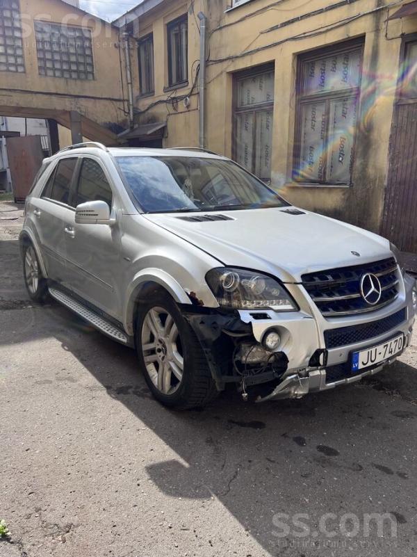 Grey Mercedes-Benz ML 320 2007 in Riga, with an engine capacity of 3.00 L and mileage of 341 thousand km for 2500 €, photo 4 on AUTOMOTO.COM.LV
