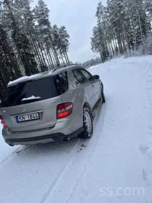 Pelēks Mercedes-Benz ML 320 2008 Liepāja, ar dzinēja tilpumu 3.00 L un nobraukumu 340 tūkst. km par 5700 €, foto  vietnē AUTOMOTO.COM.LV