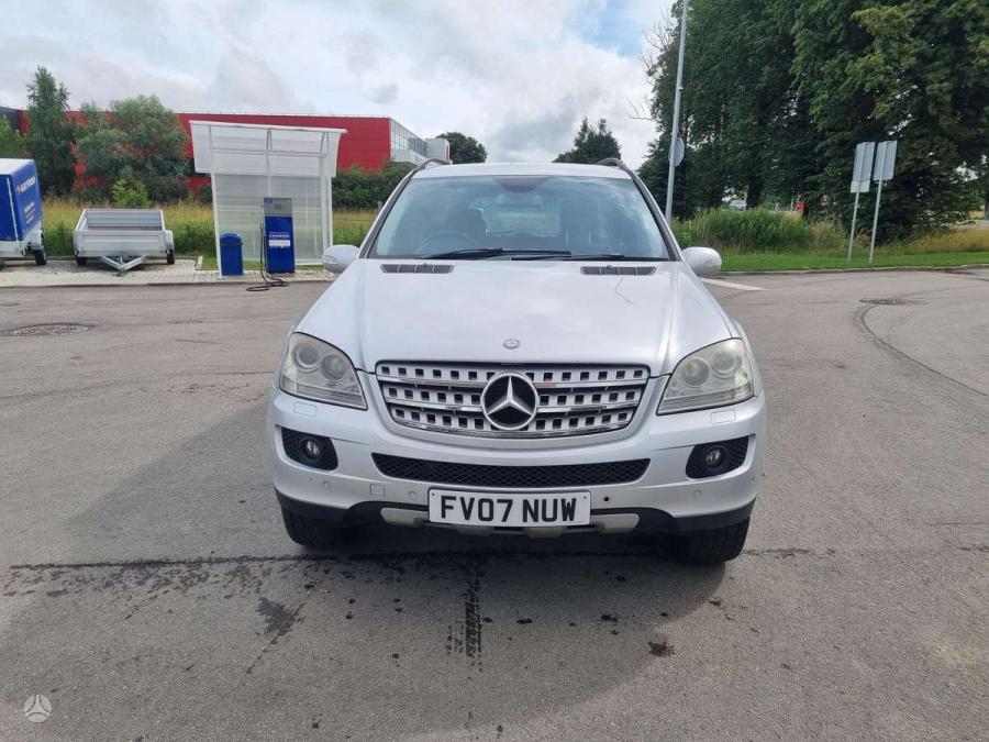 Grey Mercedes-Benz ML 320 2008 in Taurage, with an engine capacity of 2.99 L and mileage of 156 thousand km for 2100 €, photo 3 on AUTOMOTO.COM.LV
