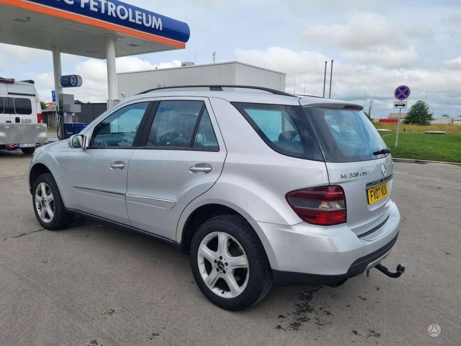Grey Mercedes-Benz ML 320 2008 in Taurage, with an engine capacity of 2.99 L and mileage of 156 thousand km for 2100 €, photo 5 on AUTOMOTO.COM.LV