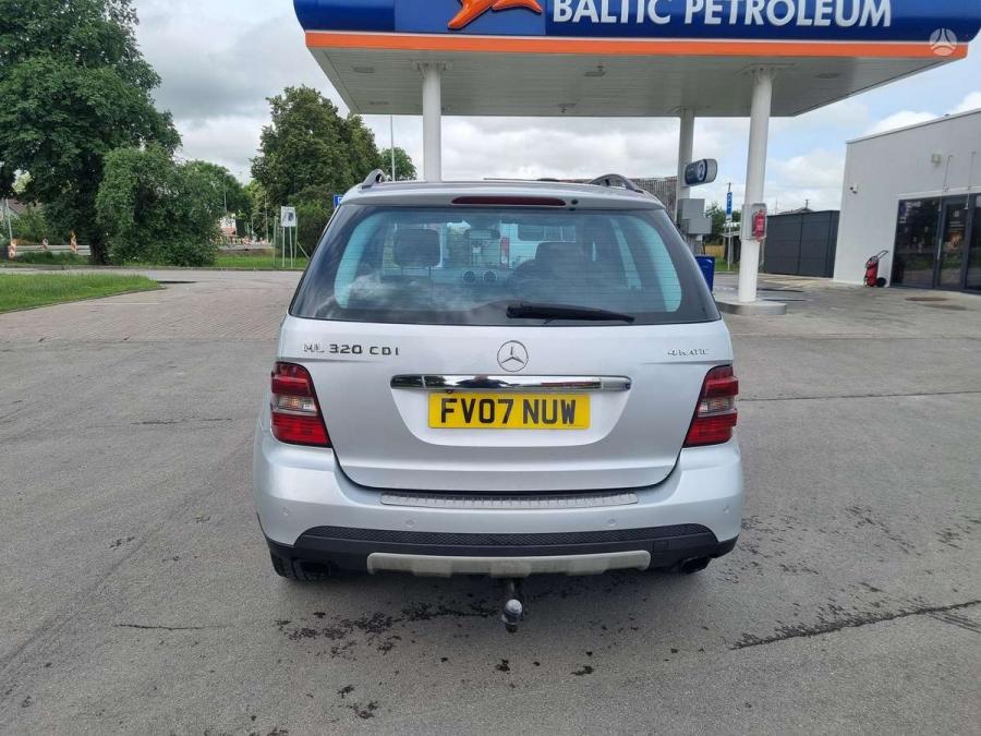 Grey Mercedes-Benz ML 320 2008 in Taurage, with an engine capacity of 2.99 L and mileage of 156 thousand km for 2100 €, photo 7 on AUTOMOTO.COM.LV