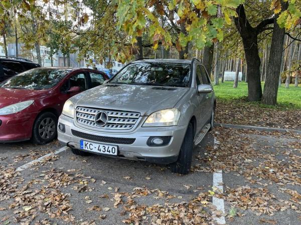 Grey Mercedes-Benz ML 320 2008 in Riga, with an engine capacity of 3.00 L and mileage of 308 thousand km for 4300 €, photo 6 on AUTOMOTO.COM.LV