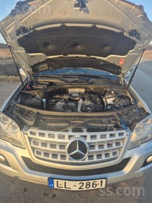 Pelēks Mercedes-Benz ML 320 2010 Rīga, ar dzinēja tilpumu 3.00 L un nobraukumu 274 tūkst. km par 9660 €, foto 4 vietnē AUTOMOTO.COM.LV