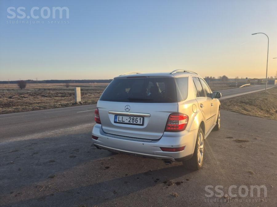 Pelēks Mercedes-Benz ML 320 2010 Rīga, ar dzinēja tilpumu 3.00 L un nobraukumu 274 tūkst. km par 9660 €, foto 6 vietnē AUTOMOTO.COM.LV