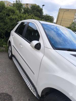 Balts Mercedes-Benz ML 320 2008 Viļņa, ar dzinēja tilpumu 3.00 L un nobraukumu 274 tūkst. km par 8200 €, foto  vietnē AUTOMOTO.COM.LV