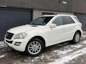 Balts Mercedes-Benz ML 320 2009 Viļņa, ar dzinēja tilpumu 2.99 L un nobraukumu 424 tūkst. km par 5700 €, foto  vietnē AUTOMOTO.COM.LV