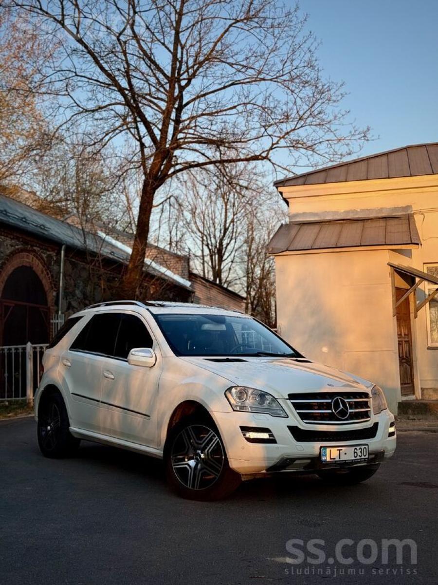 White Mercedes-Benz ML 320 2009 in Rezekne, with an engine capacity of 3.00 L and mileage of 294 thousand km for 7800 €, photo 1 on AUTOMOTO.COM.LV