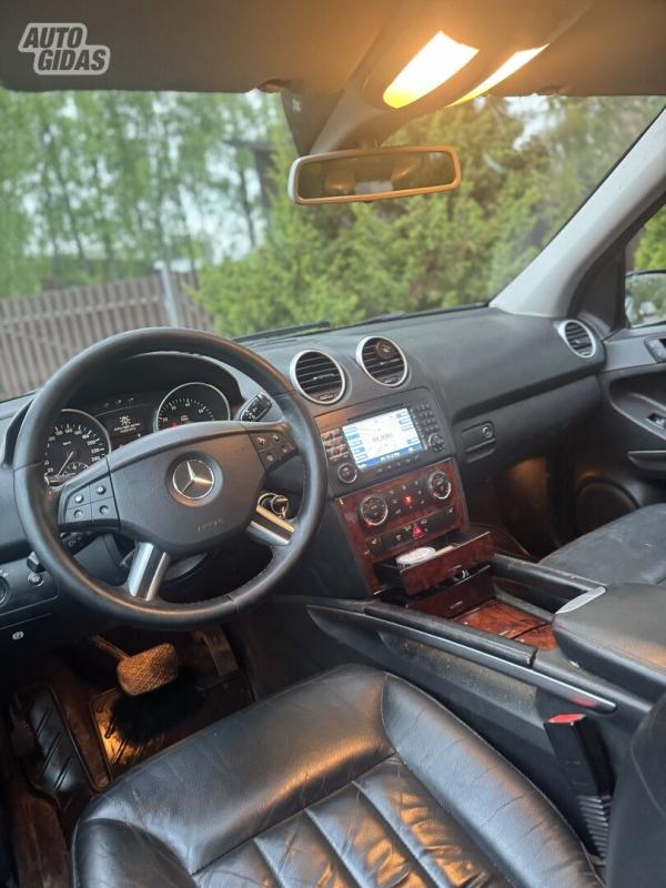 Black Mercedes-Benz ML 350 2006 in Vilnius, with an engine capacity of 3.50 L and mileage of 207 thousand km for 2490 €, photo 7 on AUTOMOTO.COM.LV