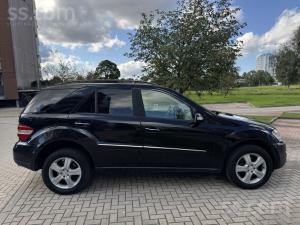 Black Mercedes-Benz ML 350 2006 in Riga, with an engine capacity of 3.50 L and mileage of 360 thousand km for 4390 €, photo 3 on AUTOMOTO.COM.LV