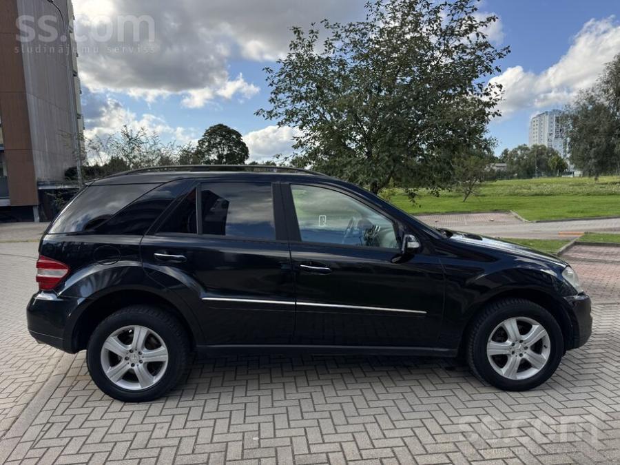 Black Mercedes-Benz ML 350 2006 in Riga, with an engine capacity of 3.50 L and mileage of 360 thousand km for 4390 €, photo 3 on AUTOMOTO.COM.LV