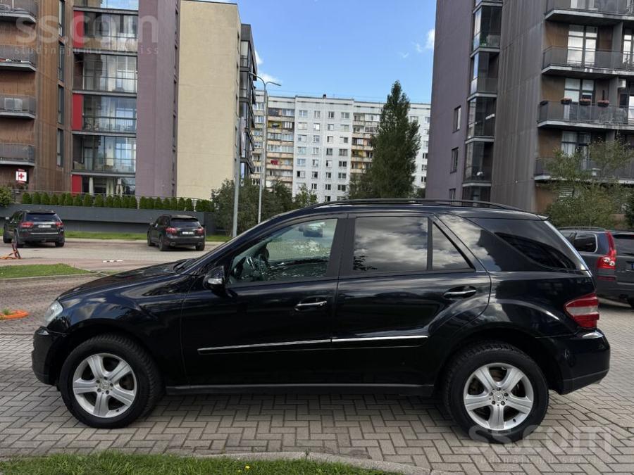 Black Mercedes-Benz ML 350 2006 in Riga, with an engine capacity of 3.50 L and mileage of 360 thousand km for 4390 €, photo 4 on AUTOMOTO.COM.LV