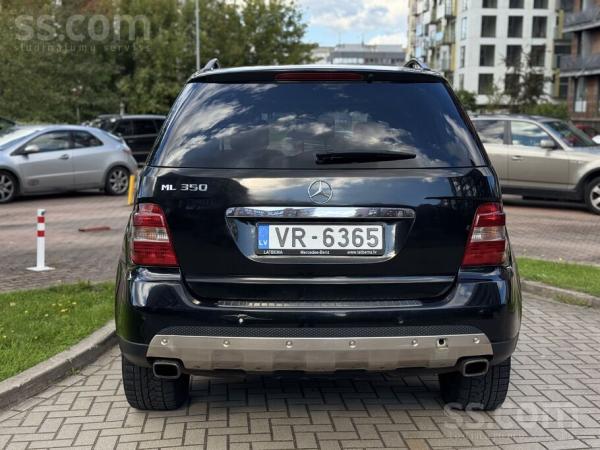 Mercedes-Benz ML 350 2006 in Riga on AUTOMOTO.COM.LV Black Mercedes-Benz ML 350 2006 in Riga, with an engine capacity of 3.50 L and mileage of 360 thousand km for 4390 €, photo 5 on AUTOMOTO.COM.LV
