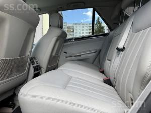 Black Mercedes-Benz ML 350 2006 in Riga, with an engine capacity of 3.50 L and mileage of 360 thousand km for 4390 €, photo 7 on AUTOMOTO.COM.LV