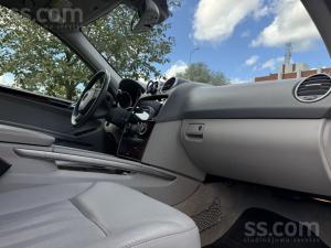 Black Mercedes-Benz ML 350 2006 in Riga, with an engine capacity of 3.50 L and mileage of 360 thousand km for 4390 €, photo 8 on AUTOMOTO.COM.LV