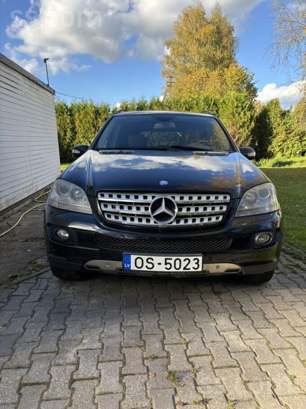 Mercedes-Benz ML 350 2008 in Riga on AUTOMOTO.COM.LV Black Mercedes-Benz ML 350 2008 in Riga, with an engine capacity of 3.50 L and mileage of 205 thousand km for 5000 €, photo 3 on AUTOMOTO.COM.LV