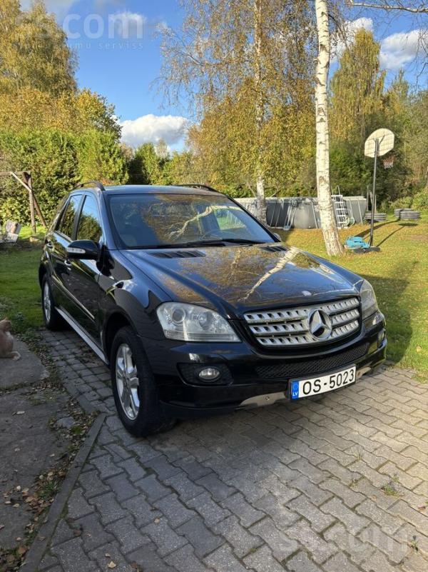 Mercedes-Benz ML 350 2008 in Riga on AUTOMOTO.COM.LV Black Mercedes-Benz ML 350 2008 in Riga, with an engine capacity of 3.50 L and mileage of 205 thousand km for 5000 €, photo 4 on AUTOMOTO.COM.LV