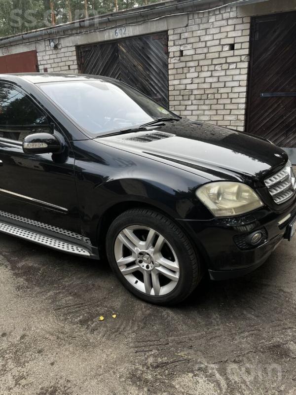 Mercedes-Benz ML 350 2008 in Riga on AUTOMOTO.COM.LV Black Mercedes-Benz ML 350 2008 in Riga, with an engine capacity of 3.50 L and mileage of 250 thousand km for 6500 €, photo 3 on AUTOMOTO.COM.LV