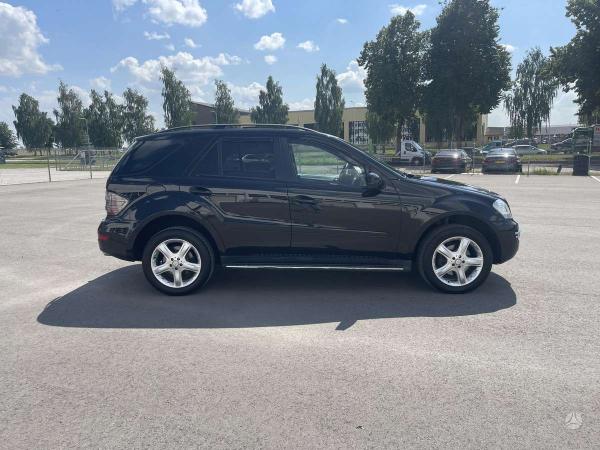 Black Mercedes-Benz ML 350 2009 in Marijampole, with an engine capacity of 3.00 L and mileage of 254 thousand km for 8800 €, photo 4 on AUTOMOTO.COM.LV