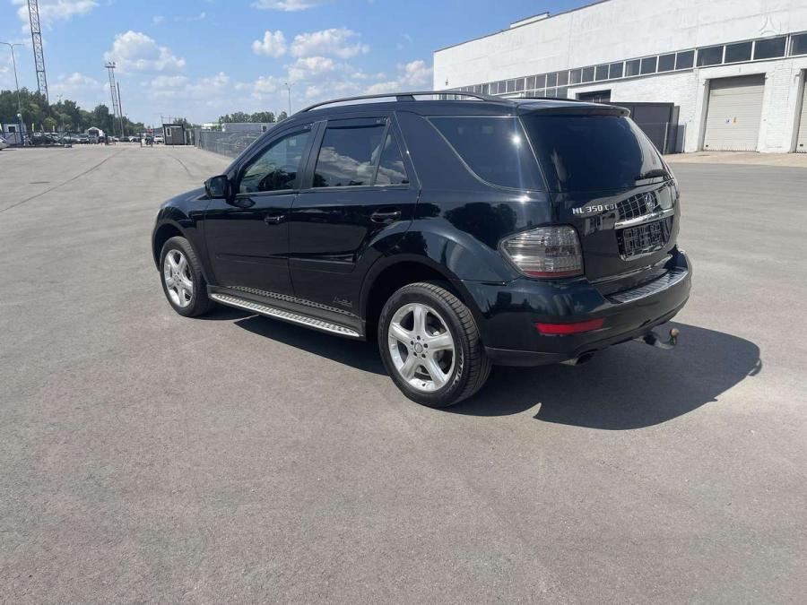 Black Mercedes-Benz ML 350 2009 in Marijampole, with an engine capacity of 3.00 L and mileage of 254 thousand km for 8800 €, photo 7 on AUTOMOTO.COM.LV