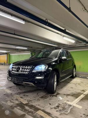 Melns Mercedes-Benz ML 350 2010 Viļņa, ar dzinēja tilpumu 3.50 L un nobraukumu 262 tūkst. km par 6999 €, foto  vietnē AUTOMOTO.COM.LV