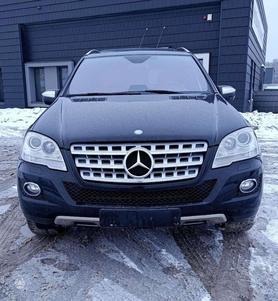 Melns Mercedes-Benz ML 350 2010 Kauņa, ar dzinēja tilpumu 2.99 L un nobraukumu 369 tūkst. km par 6999 €, foto 2 vietnē AUTOMOTO.COM.LV