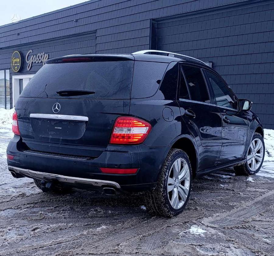 Melns Mercedes-Benz ML 350 2010 Kauņa, ar dzinēja tilpumu 2.99 L un nobraukumu 369 tūkst. km par 6999 €, foto 4 vietnē AUTOMOTO.COM.LV