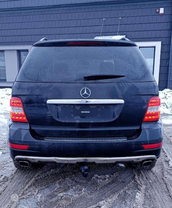 Black Mercedes-Benz ML 350 2010 in Kaunas, with an engine capacity of 2.99 L and mileage of 369 thousand km for 6999 €, photo 5 on AUTOMOTO.COM.LV