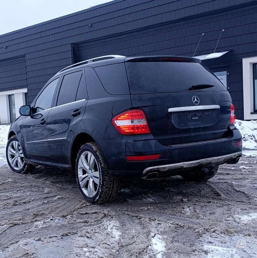 Melns Mercedes-Benz ML 350 2010 Kauņa, ar dzinēja tilpumu 2.99 L un nobraukumu 369 tūkst. km par 6999 €, foto 6 vietnē AUTOMOTO.COM.LV