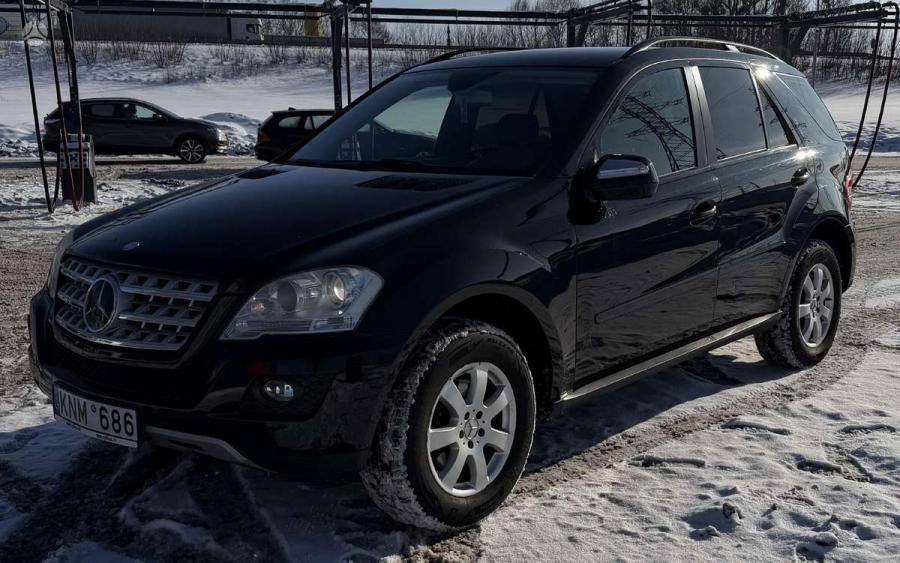 Black Mercedes-Benz ML 350 2010 in Kaunas, with an engine capacity of 2.99 L and mileage of 291 thousand km for 9900 €, photo 2 on AUTOMOTO.COM.LV