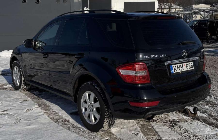 Black Mercedes-Benz ML 350 2010 in Kaunas, with an engine capacity of 2.99 L and mileage of 291 thousand km for 9900 €, photo 3 on AUTOMOTO.COM.LV