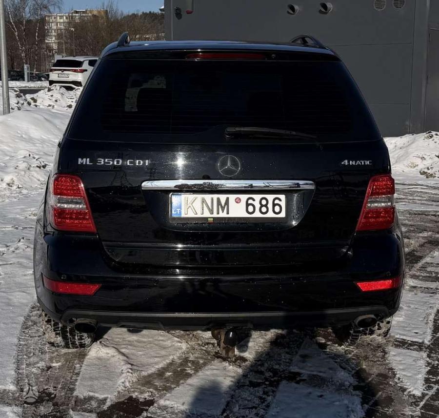 Black Mercedes-Benz ML 350 2010 in Kaunas, with an engine capacity of 2.99 L and mileage of 291 thousand km for 9900 €, photo 4 on AUTOMOTO.COM.LV