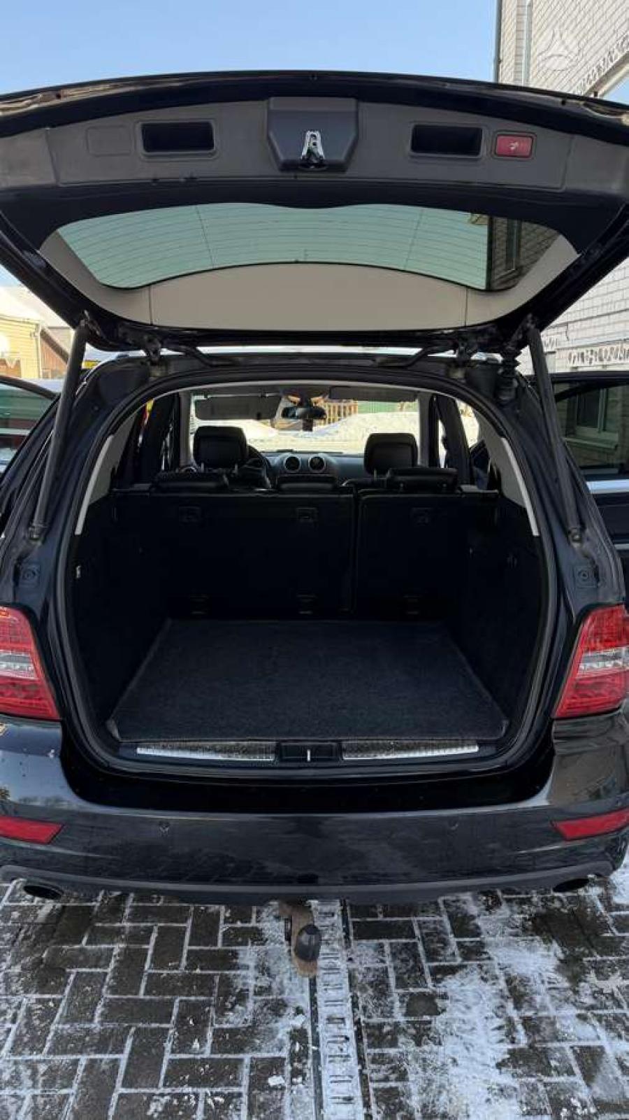 Black Mercedes-Benz ML 350 2010 in Kaunas, with an engine capacity of 2.99 L and mileage of 291 thousand km for 9900 €, photo 8 on AUTOMOTO.COM.LV
