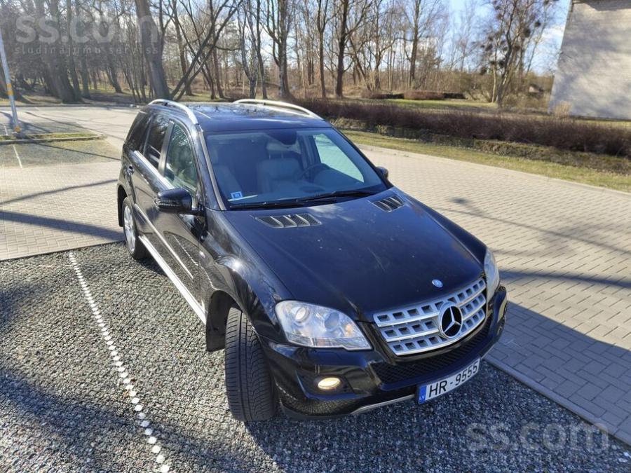 Melns Mercedes-Benz ML 350 2010 Liepāja, ar dzinēja tilpumu 3.00 L un nobraukumu 289 tūkst. km par 7900 €, foto 1 vietnē AUTOMOTO.COM.LV