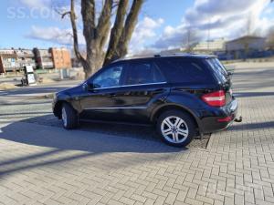 Melns Mercedes-Benz ML 350 2010 Liepāja, ar dzinēja tilpumu 3.00 L un nobraukumu 289 tūkst. km par 7900 €, foto 3 vietnē AUTOMOTO.COM.LV