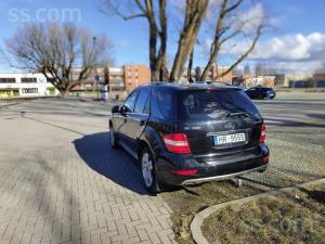 Melns Mercedes-Benz ML 350 2010 Liepāja, ar dzinēja tilpumu 3.00 L un nobraukumu 289 tūkst. km par 7900 €, foto 4 vietnē AUTOMOTO.COM.LV