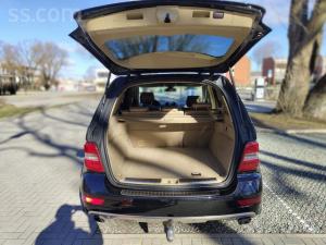 Melns Mercedes-Benz ML 350 2010 Liepāja, ar dzinēja tilpumu 3.00 L un nobraukumu 289 tūkst. km par 7900 €, foto 5 vietnē AUTOMOTO.COM.LV