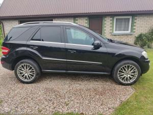 Melns Mercedes-Benz ML 350 2010 Šilalė, ar dzinēja tilpumu 2.99 L un nobraukumu 300 tūkst. km par 8450 €, foto 5 vietnē AUTOMOTO.COM.LV