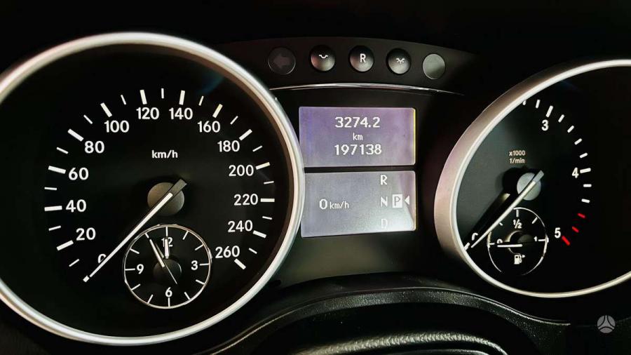 Black Mercedes-Benz ML 350 2010 in Birzai, with an engine capacity of 2.99 L and mileage of 197 thousand km for 9900 €, photo 3 on AUTOMOTO.COM.LV
