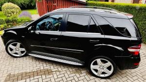 Black Mercedes-Benz ML 350 2010 in Birzai, with an engine capacity of 2.99 L and mileage of 197 thousand km for 9900 €, photo 6 on AUTOMOTO.COM.LV